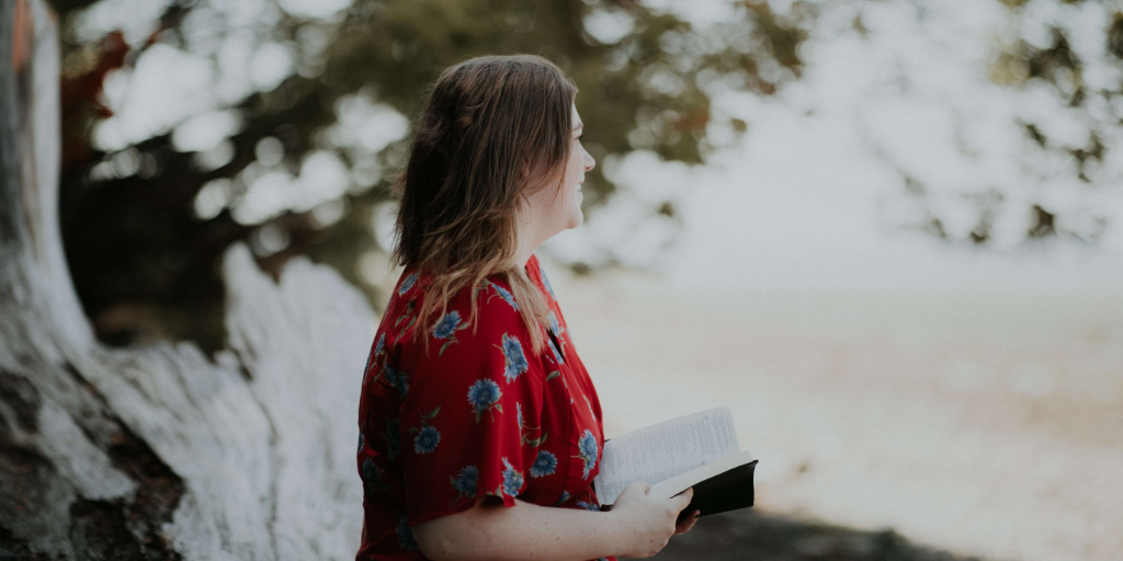 Christian Guide On How to Pray (With Biblical Examples)